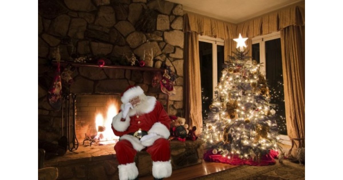 Capture The Magic: Get 50% off 3 Photos of Santa in Your Home!